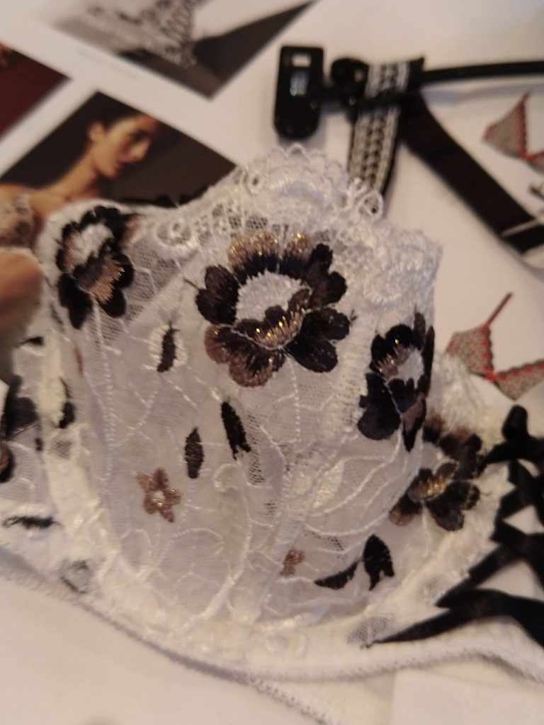 The Lost Curve Roundups: Aubade A/W 2020 – hourglassy.com